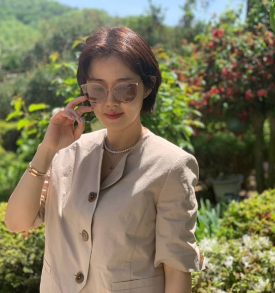 '정준호♥'이하정, 선글라스로 완성한 여신 비주얼…일상 속 단아美 뿜뿜 - 헤럴드뮤즈 (Herald Muse)