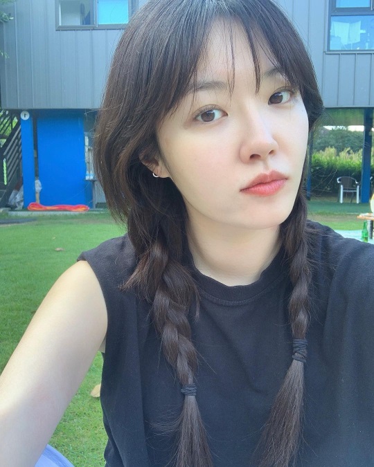 김새롬, 10년은 어려졌네..머리 양갈래로 땋고 애교 "새롬언니 헤" - 헤럴드 POP