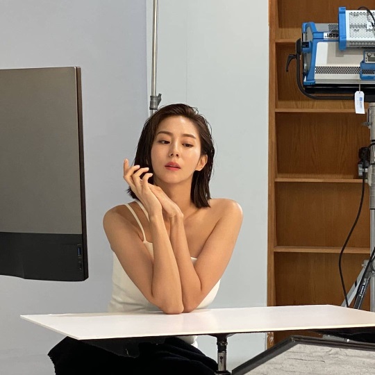 유이, 8kg 쪄도 늘씬한 몸매..어깨 노출하고 물오른 섹시미 - 헤럴드 POP