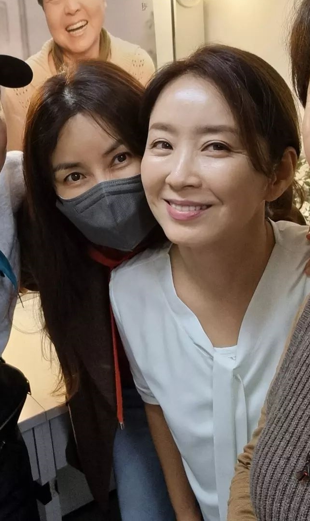 신애라, 여배우의 화려한 외출 인증..명품백 살짝 걸치고 - 헤럴드뮤즈 (Herald Muse)