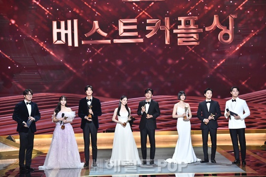[포토]'2021 KBS 연기대상' 베스트커플상 주인공들 - 헤럴드 POP