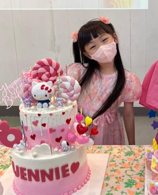 문희준♥소율 딸, 6살 생일 파티에 2단 케이크..거실에 선물 한가득 - 헤럴드뮤즈 (Herald Muse)