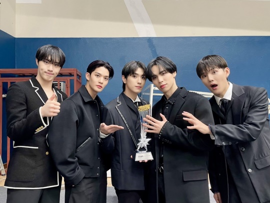 "우리 다섯명 모두 친해요"..CIX, 배진영 배척설 속 수상소감 - 헤럴드 POP