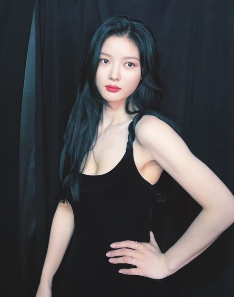 김유정 그동안 몰라봤던 글래머 아찔한 노출 드레스 헤럴드 Pop